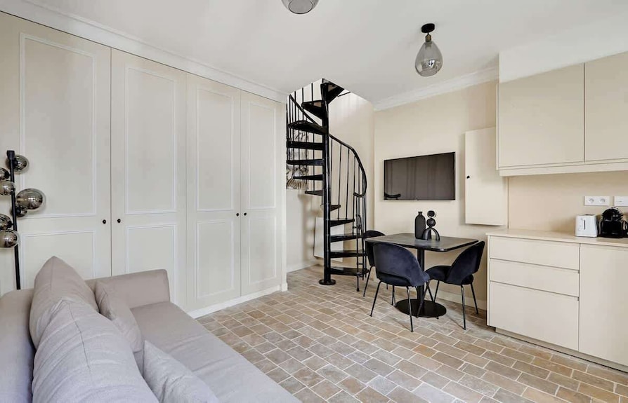 A Wonderfull 1-br/2ba Duplex In Montmartre - Louvre Museum