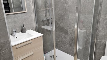 Apartamento Comfort, 1 cama de casal e sofá-cama, não fumadores, casa de banho privativa | Casa de banho | Um polibã, artigos de higiene pessoal grátis, um secador de cabelo