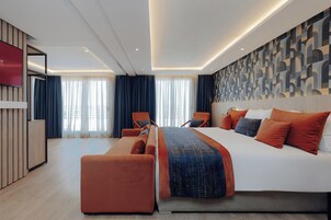 Frigobar, cortinas blackout, quartos à prova de som