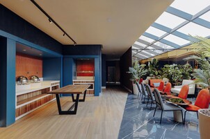 Café da manhã com buffet diário (EUR 15 por pessoa) 