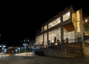 Fachada do alojamento (tarde/noite)