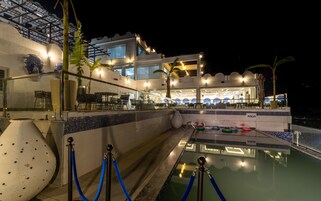 Piscina exterior, guarda-sóis, espreguiçadeiras