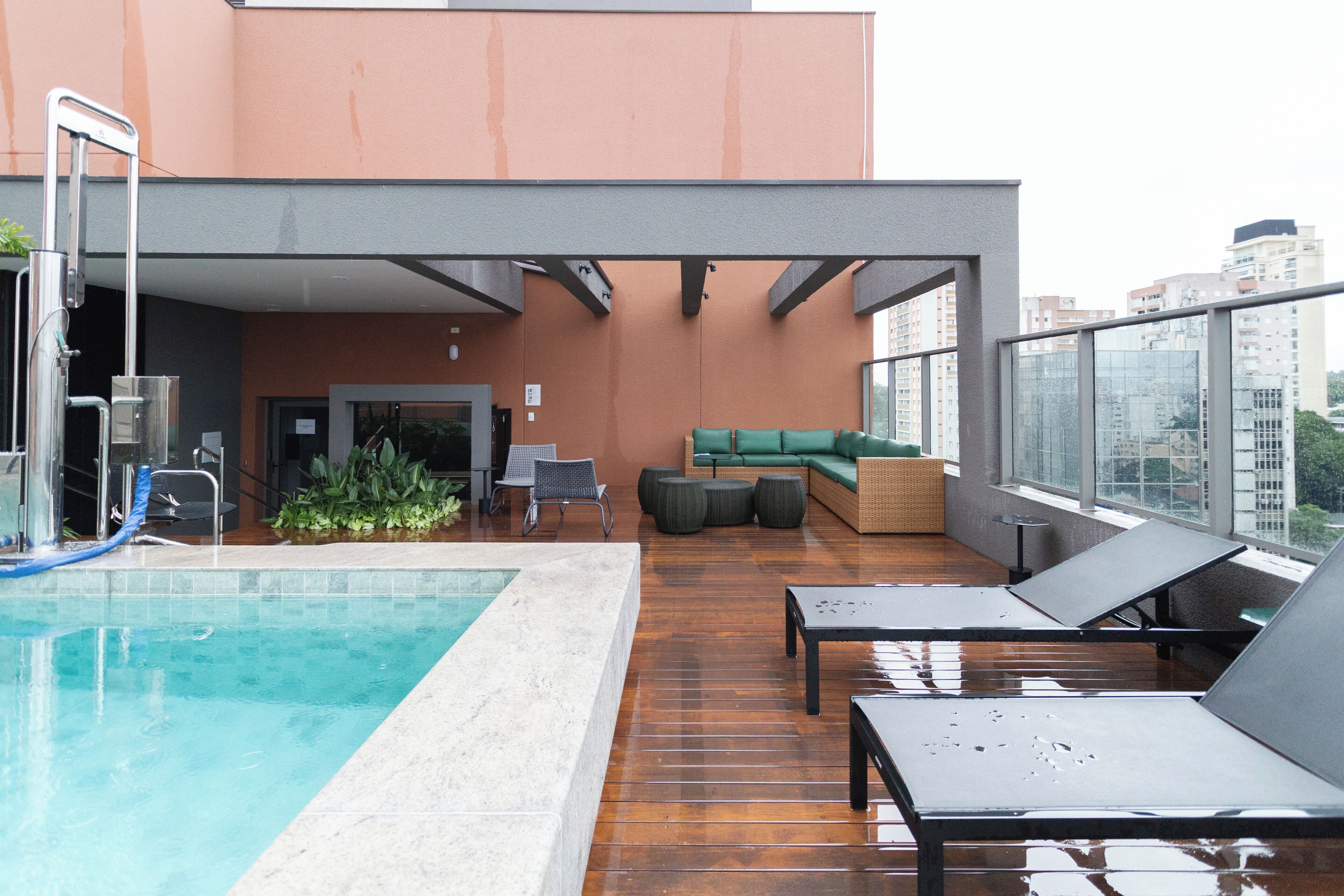 Piscina exterior, guarda-sóis, espreguiçadeiras 