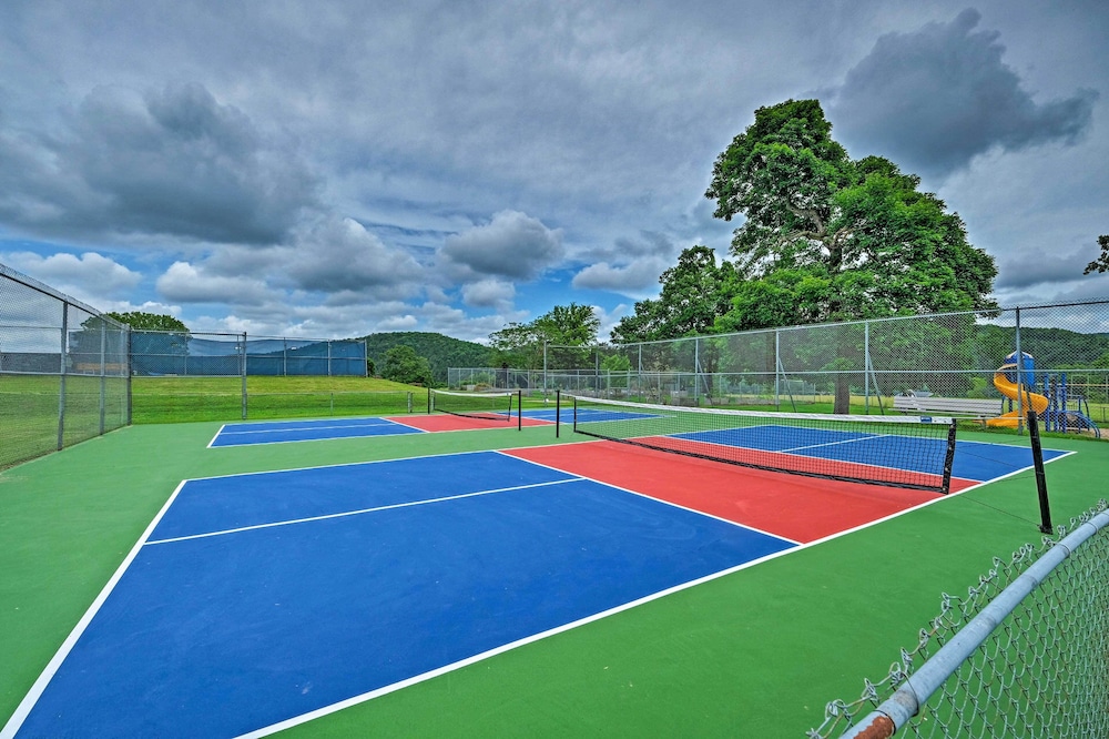 Holiday Island Family Home On 13th Green! - Eureka Springs, AR