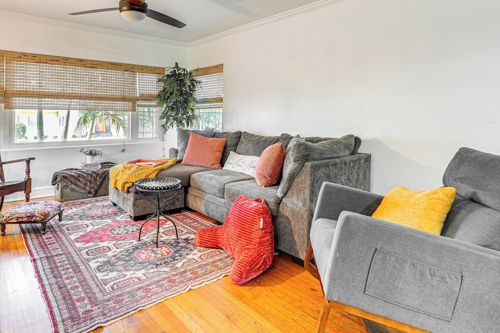 Walk To Parks & Golf: Artsy Bungalow In Lakeland! - Lakeland, FL