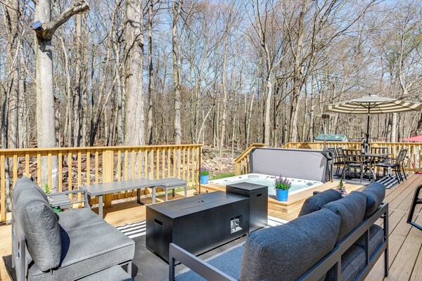 Poconos Hot Tub Haven! 14 Mi To Camelback Resort - Mount Pocono, PA