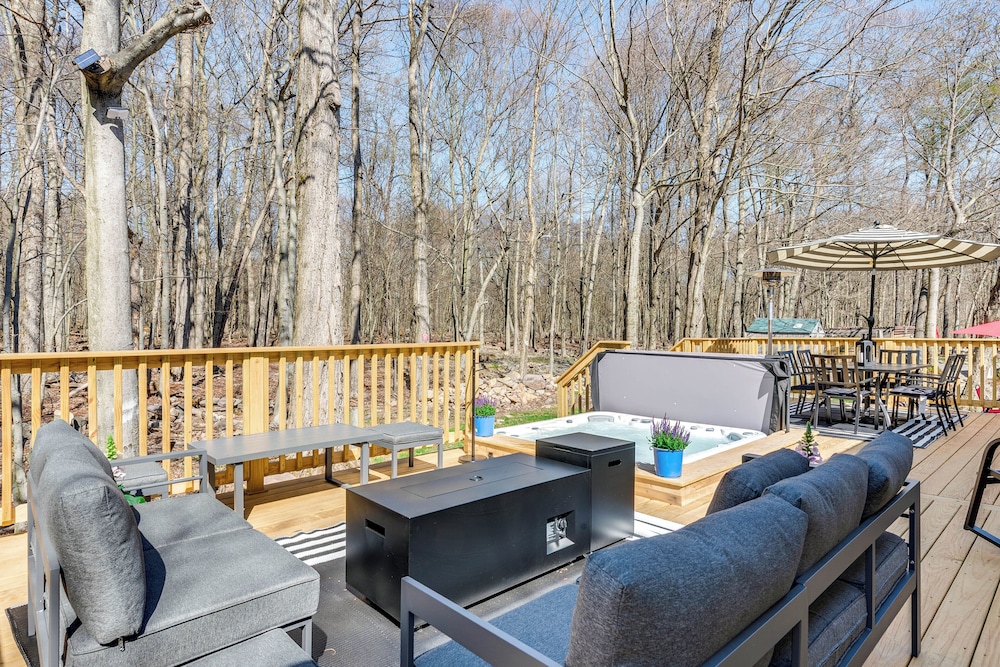Poconos Hot Tub Haven! 14 Mi To Camelback Resort - Mount Pocono, PA