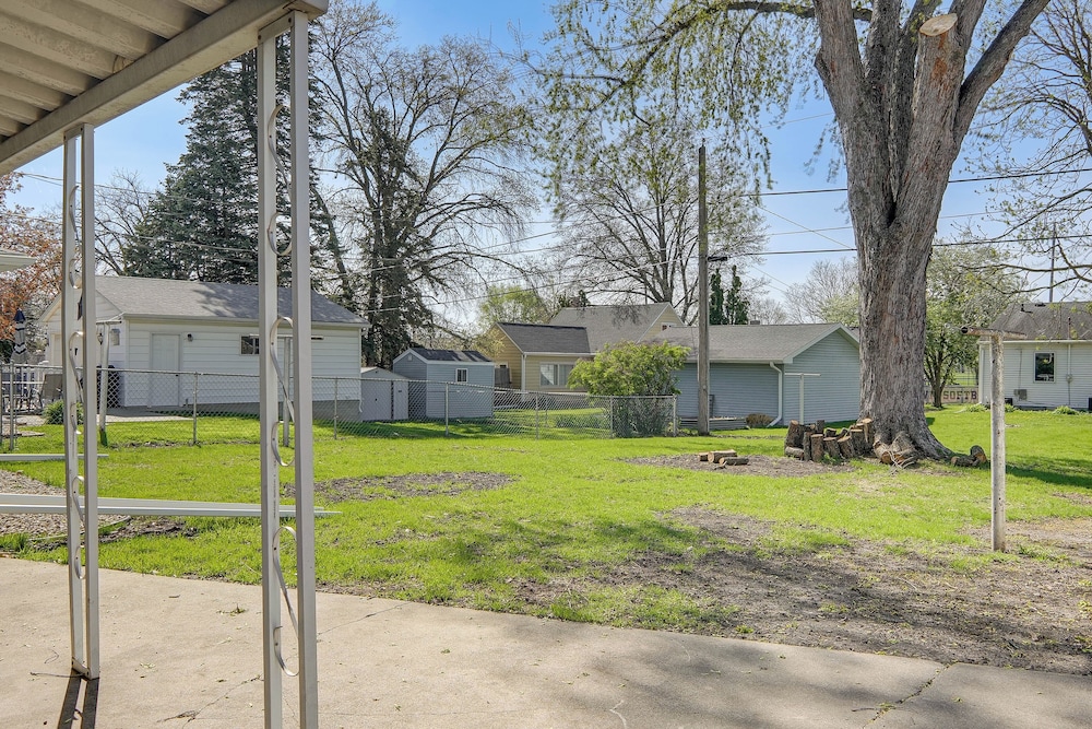 Family Home By Theme Park & Waterloo Arts District - Waterloo, IA