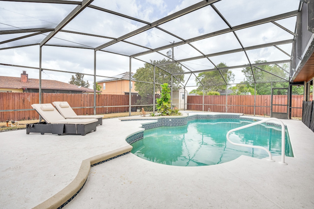 5 Mi To Lake Monroe: Chic Home W/ Saltwater Pool! - Deltona, FL