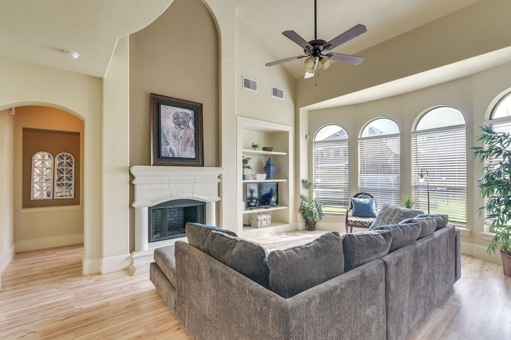 26 Mi To Houston: Spacious Home W/ Fenced Yard! - Sandy Point, TX