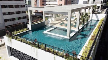 Piscina interna, guarda-sóis, espreguiçadeiras