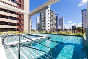 Piscina interna, guarda-sóis, espreguiçadeiras