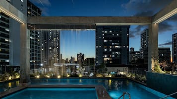 Piscina interna, guarda-sóis, espreguiçadeiras