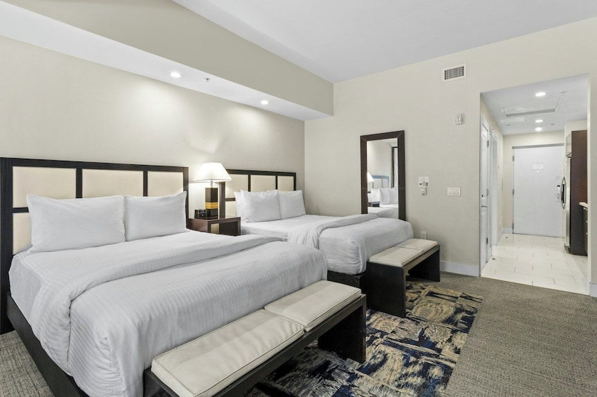 Chic Modern Stay Near Miami Airport | Kitchen, Outdoor Pool, Onsite Restaurant - Everglades