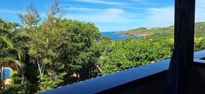 Quarto casal conforto, varanda coberta, vista para a piscina | Terraço/pátio