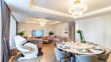 Penthouse de Luxo | Sala de estar | Televisor de ecrã plano de 40 polegadas com canais por cabo