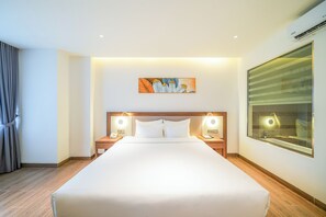 Quarto Duplo de Luxo, 1 cama king-size, não fumadores, Vista para a cidade | Roupa de alta qualidade, camas de colchão viscoelástico, minibar 