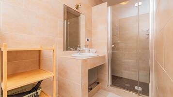 Apartamento Comfort, varanda | Casa de banho