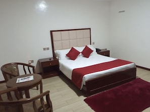 Quarto Individual Deluxe, varanda, vista para o lago | Com decoração personalizada, com mobília individualizada, Wi-fi grátis 