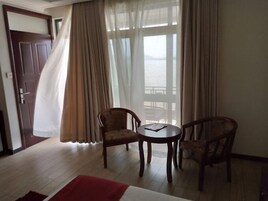 Quarto solteiro luxo, sacada, vista para o lago | Vista para o lago