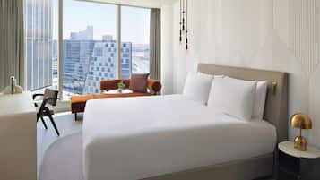 Suíte, 1 quarto (High Floor, KAFD View) | Roupas de cama premium, camas com colchões pillow-top, frigobar
