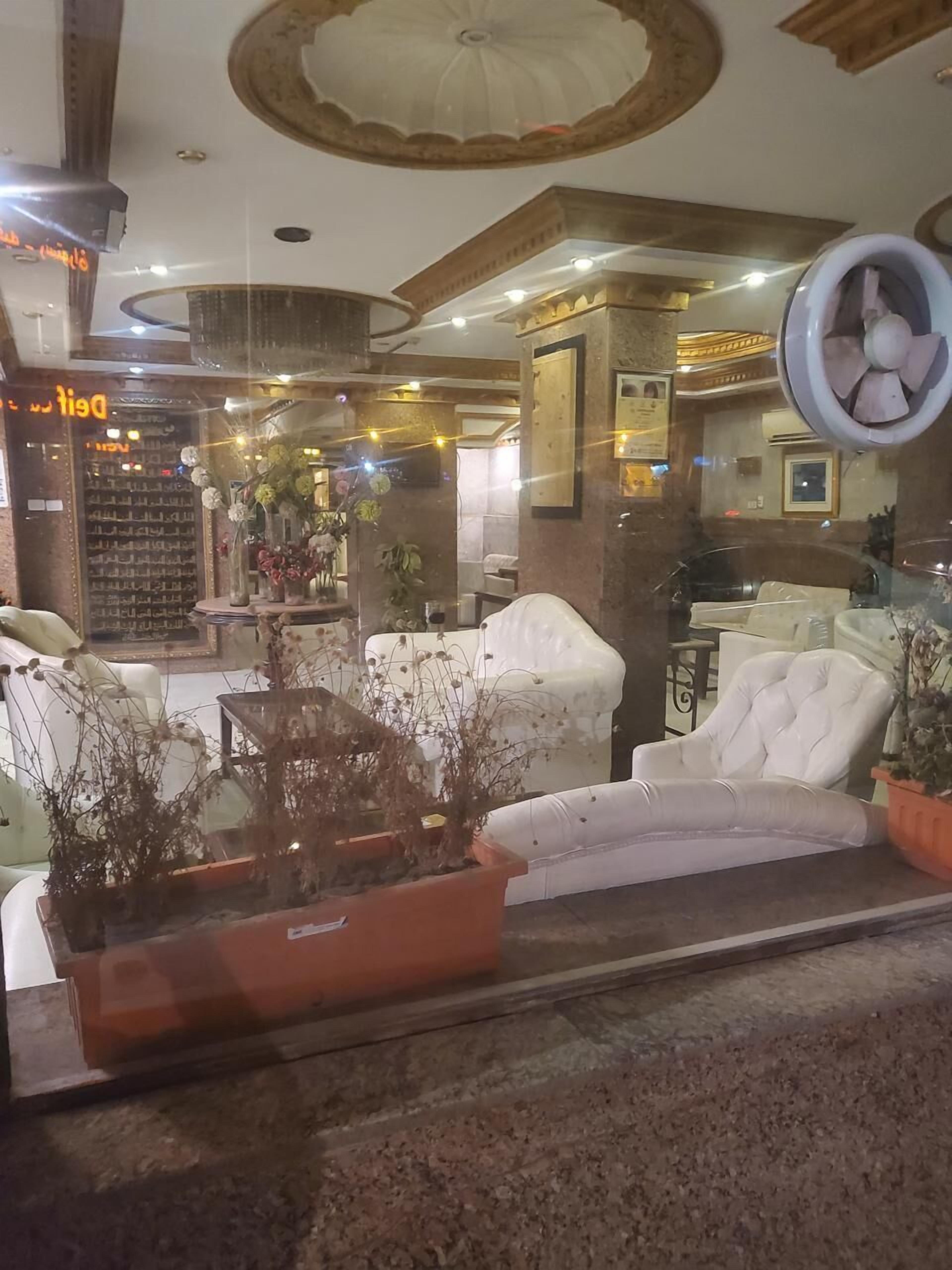 Área de estar no saguão