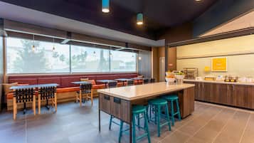 Café da manhã com buffet grátis todos os dias
