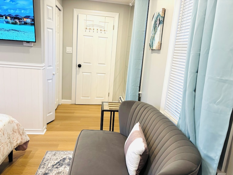 1-bedroom Unit With Private Entrance/ Laundry/kitchen/parking - Bridgewater, MA