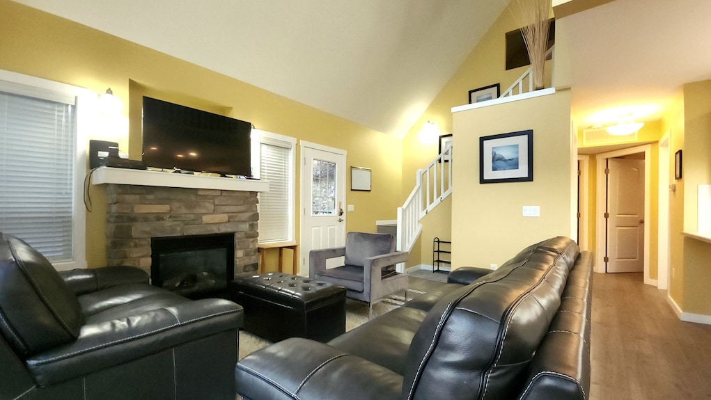 La Casa Cottage #102 Beautiful 2 Br & Loft Cottage On Lake Okanagan - 英屬哥倫比亞