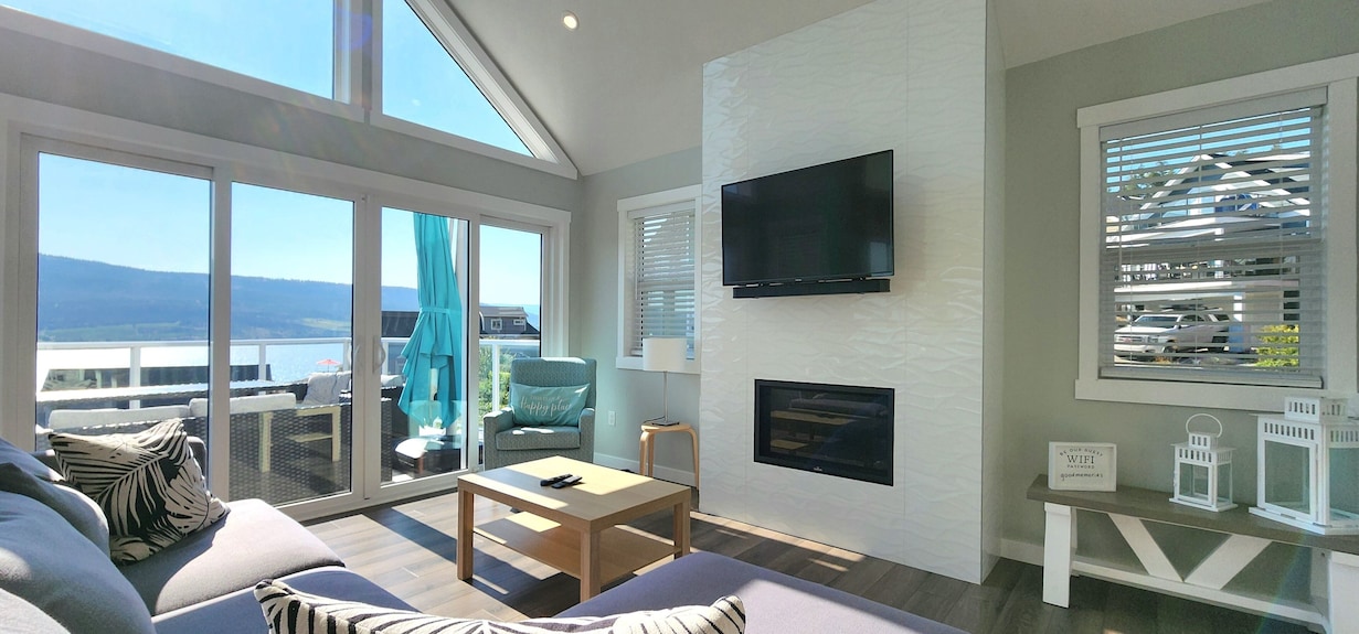 La Casa Cottage #194-stunning 3 Bedroom Lake View Cottage On Lake Okanagan - ブリティッシュコロンビア州