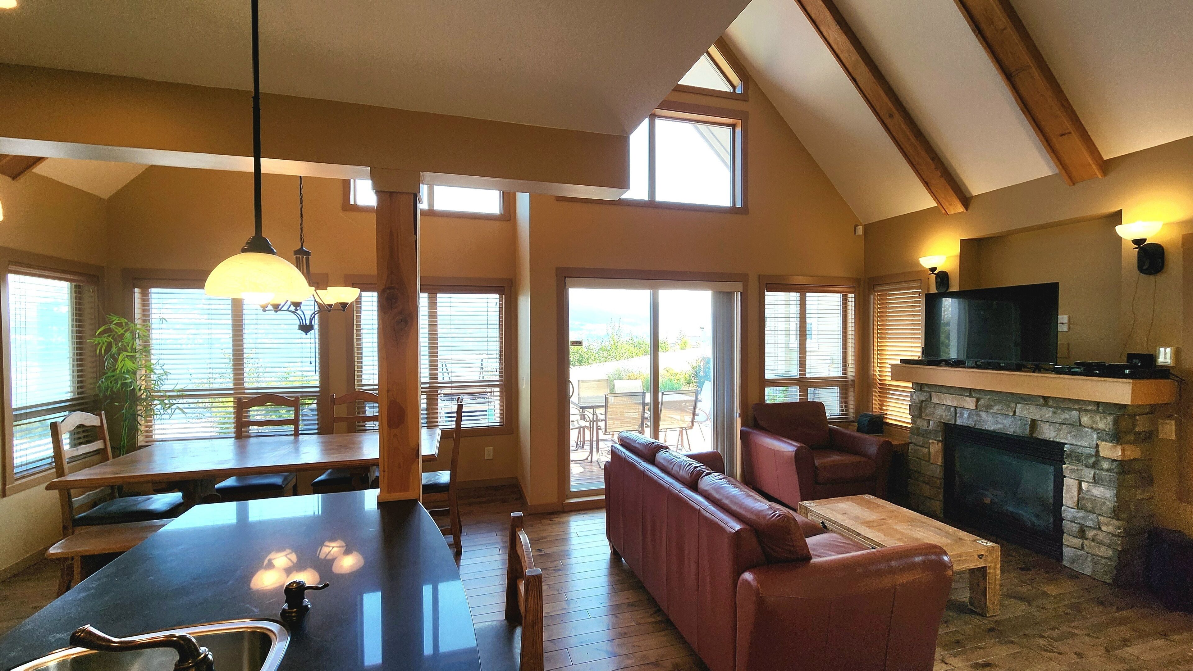Gorgeous Lakeview 2 Bedroom  And  Loft Cottage On Lake Okanagan - 英屬哥倫比亞