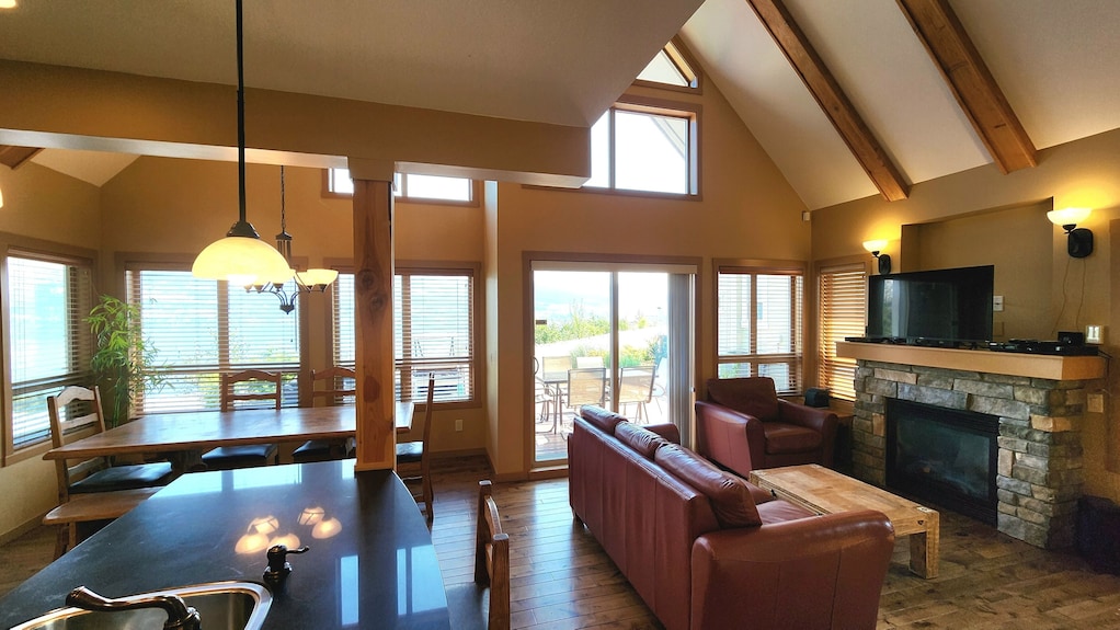 Gorgeous Lakeview 2 Bedroom And Loft Cottage On Lake Okanagan - 英屬哥倫比亞