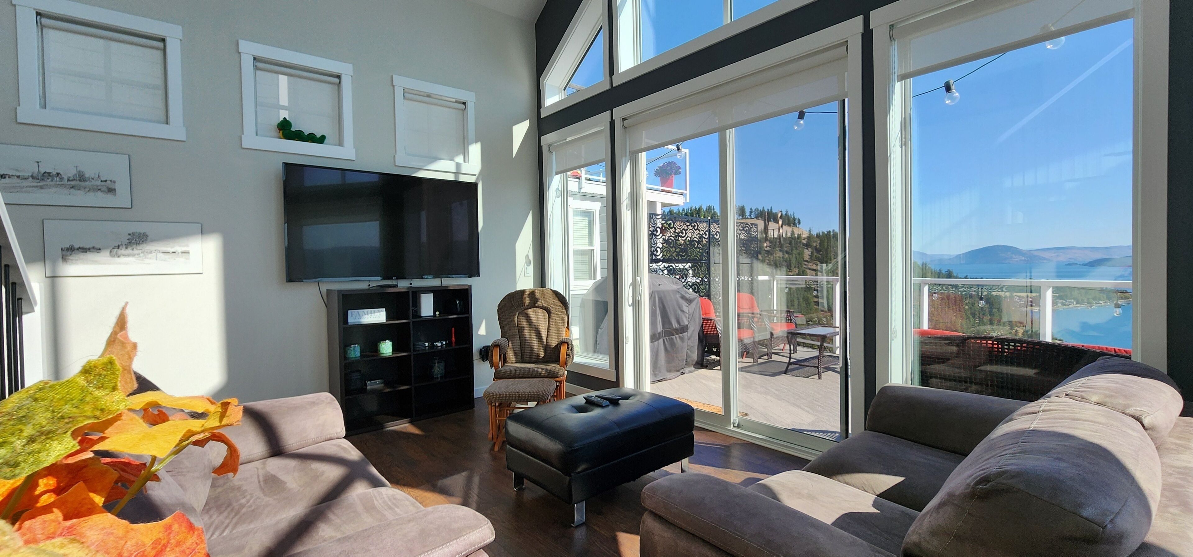 Bright 3 Bedroom Cottage With Sweeping Lake Okanagan Views! - Lake Country