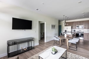 Apartamento, 2 quartos | Área de estar | TV 50 polegadas com canais digitais