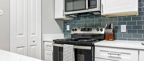 Apartamento, 1 quarto | Cozinha privada | Geladeira grande, micro-ondas, fogão, cooktop