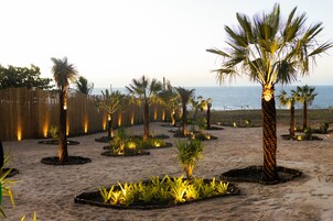 Na praia, areia branca, toalhas de praia 