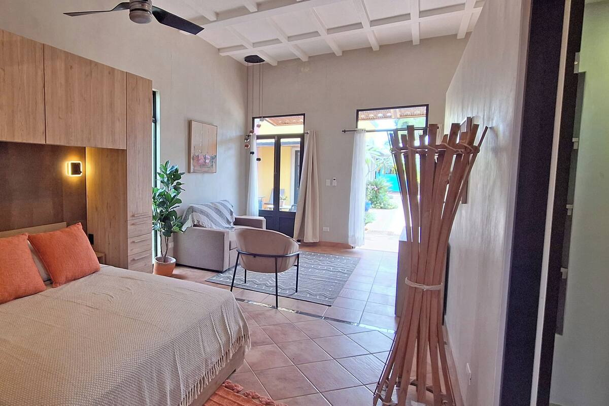 Suite-Estúdio Clássica, vista para a piscina | 1 quarto, cofre no quarto, secretária, Wi-fi grátis