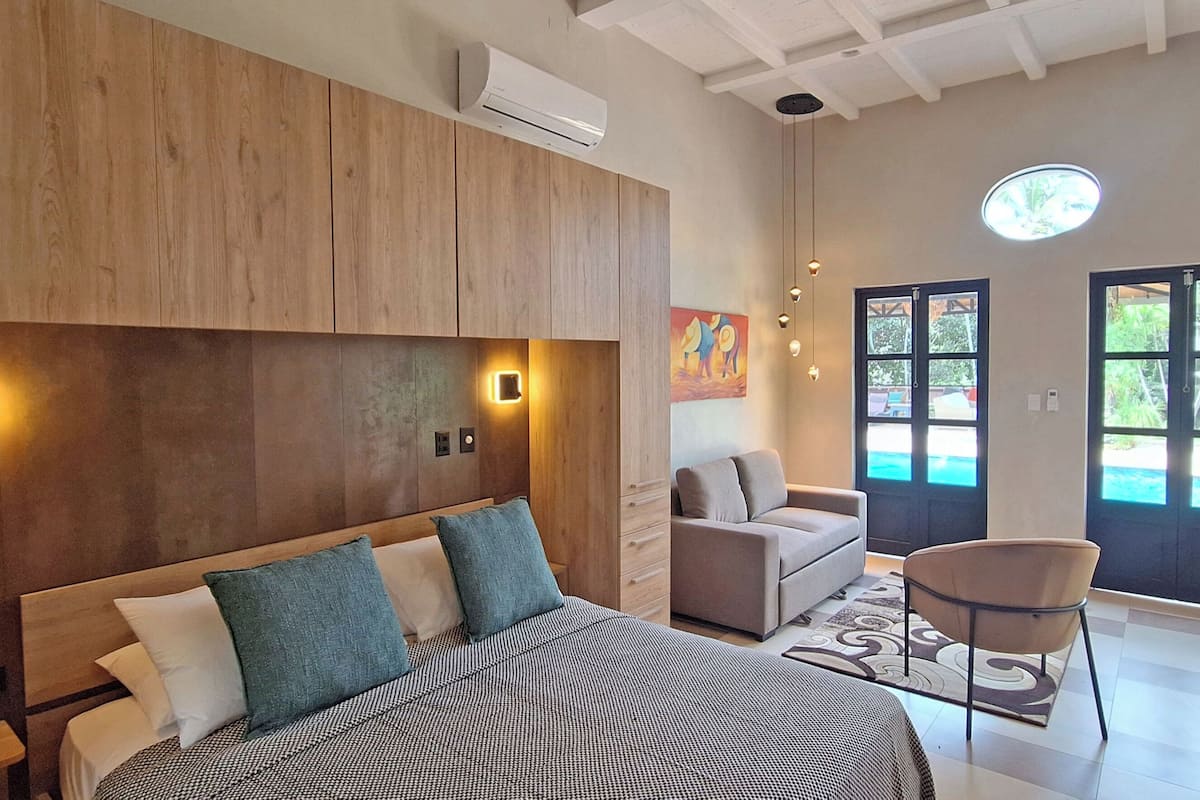 Estúdio Standard, vista para a piscina | 1 quarto, cofre no quarto, secretária, Wi-fi grátis