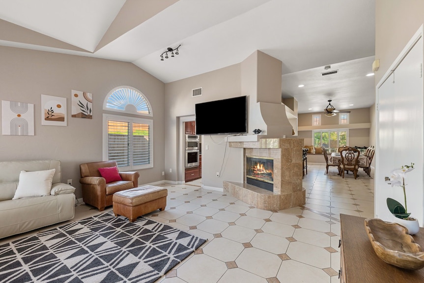 Resort-style 5br + Pool + Sleeps 13 + Pet-friendly - 헤멧