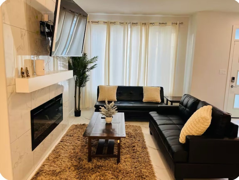 Luxury 3 Bedroom Home | Fireplace | 84 Pool Table| Air Conditioning| Garage - Edmonton