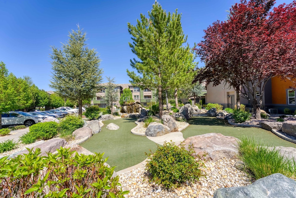 New Chic 2br Stay With Heated Pool Gym Mini Golf - Reno, NV