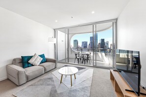 Two Bedroom Two Bathroom Apartment | Área de estar | TV 28 polegadas com canais via satélite