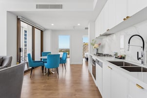 Apartamento, 2 casas de banho | Sala de estar | Televisor de ecrã plano de 24 polegadas com canais por cabo