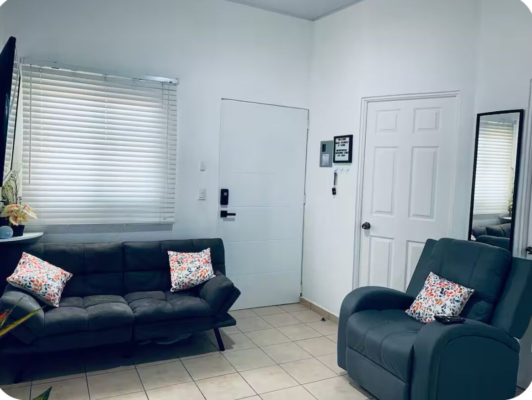 Charming 2-bedroom House With Wifi, Ac, Hot Water  In Peaceful Santa Ana - Santa Ana