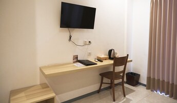 Quarto Deluxe, 1 cama king-size, varanda | Secretária, secretária adequada para computadores portáteis 