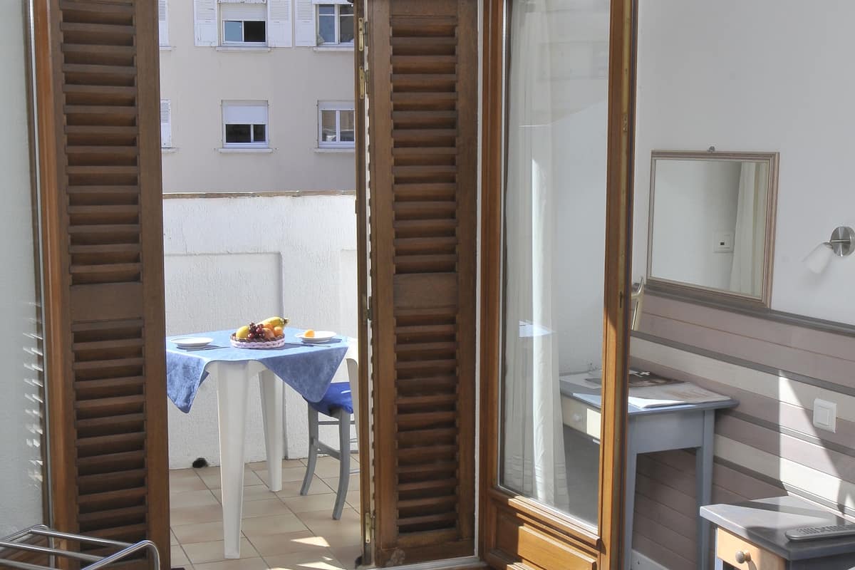 Quarto casal superior | Cofres nos quartos, ferros/tábuas de passar roupa, Wi-Fi de cortesia