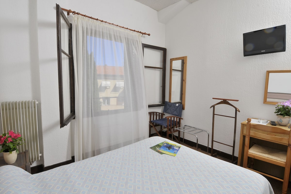 Quarto casal clássico | Cofres nos quartos, ferros/tábuas de passar roupa, Wi-Fi de cortesia