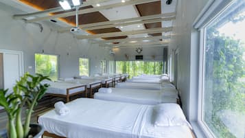 Quarto quádruplo, vista para a montanha | Ferros/tábuas de passar roupa, Wi-Fi de cortesia, roupa de cama