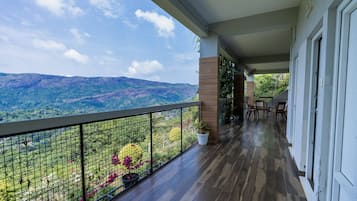 Quarto Duplo Deluxe, varanda, vista para a montanha | Vista da varanda