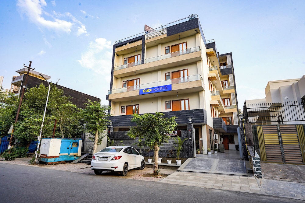 Fabhotel Divine & Banquet - Noida